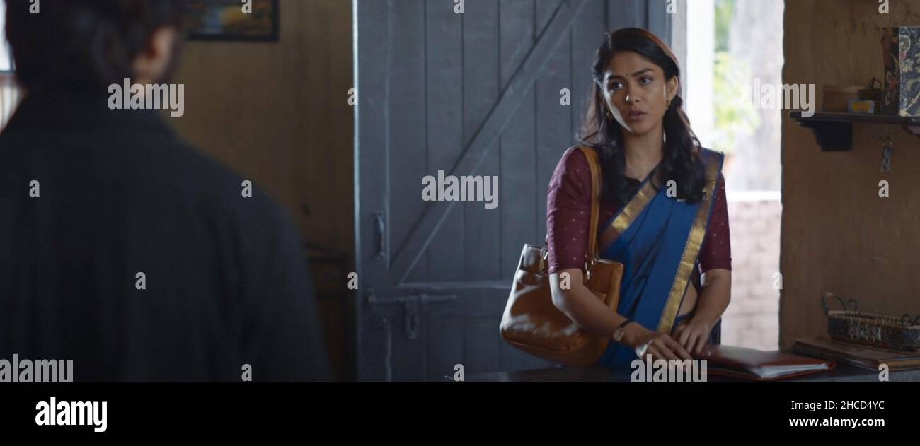 JERSEY, from left: Shahid Kapoor, Mrunal Thakur, 2021. © UTV Motion ...