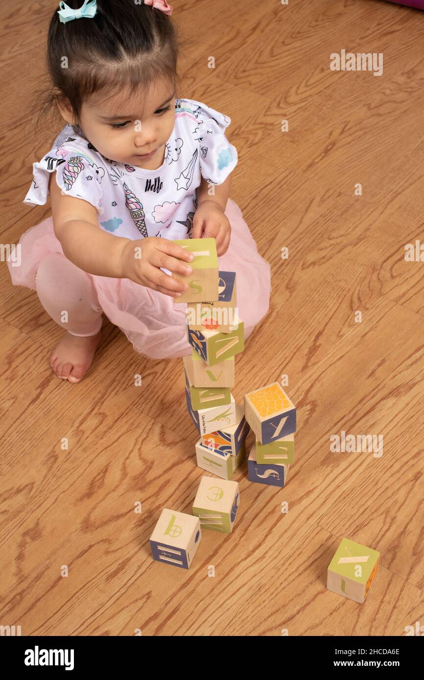 Girl child building blocks hi-res stock photography and images - Alamy
