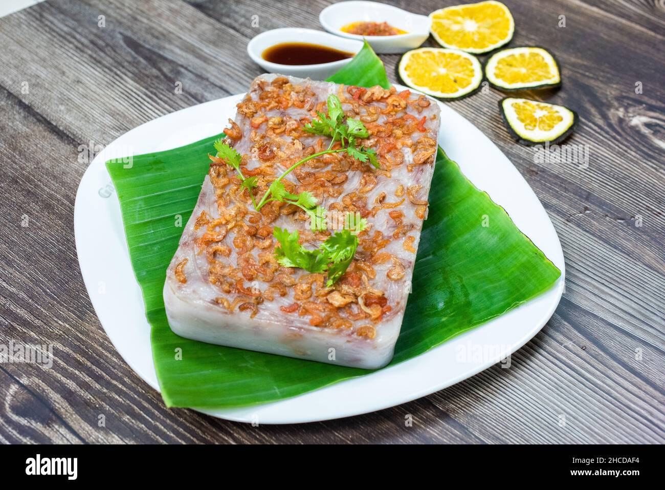 Fried rice cakes with dried shrimp and potatoes are very popular among ...