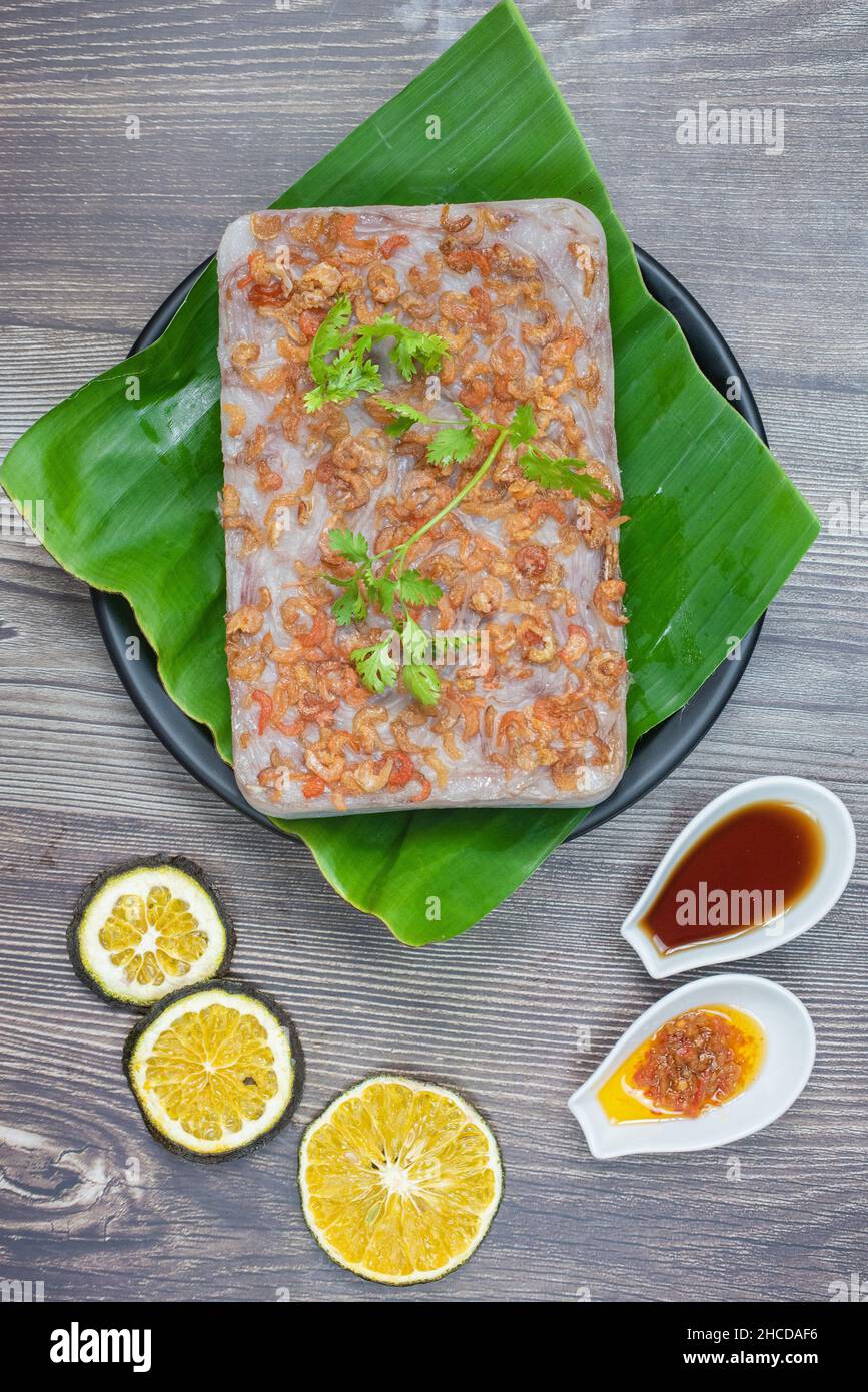 Fried rice cakes with dried shrimp and potatoes are very popular among ...