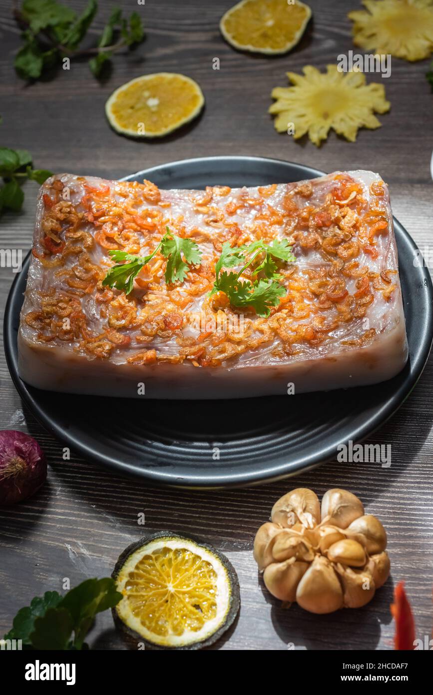 Fried rice cakes with dried shrimp and potatoes are very popular among ...