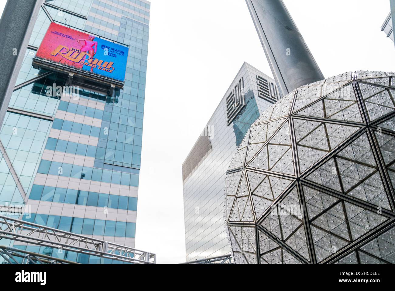 Preparation of New Year’s Eve Ball by installation of panels with new ...