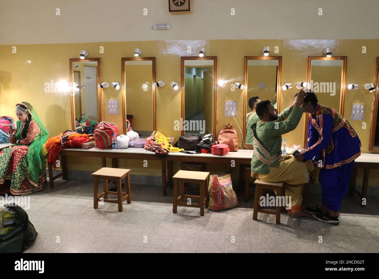 Kolkata, West Bengal, India. 25th Dec, 2021. Indian artist prepares her ...
