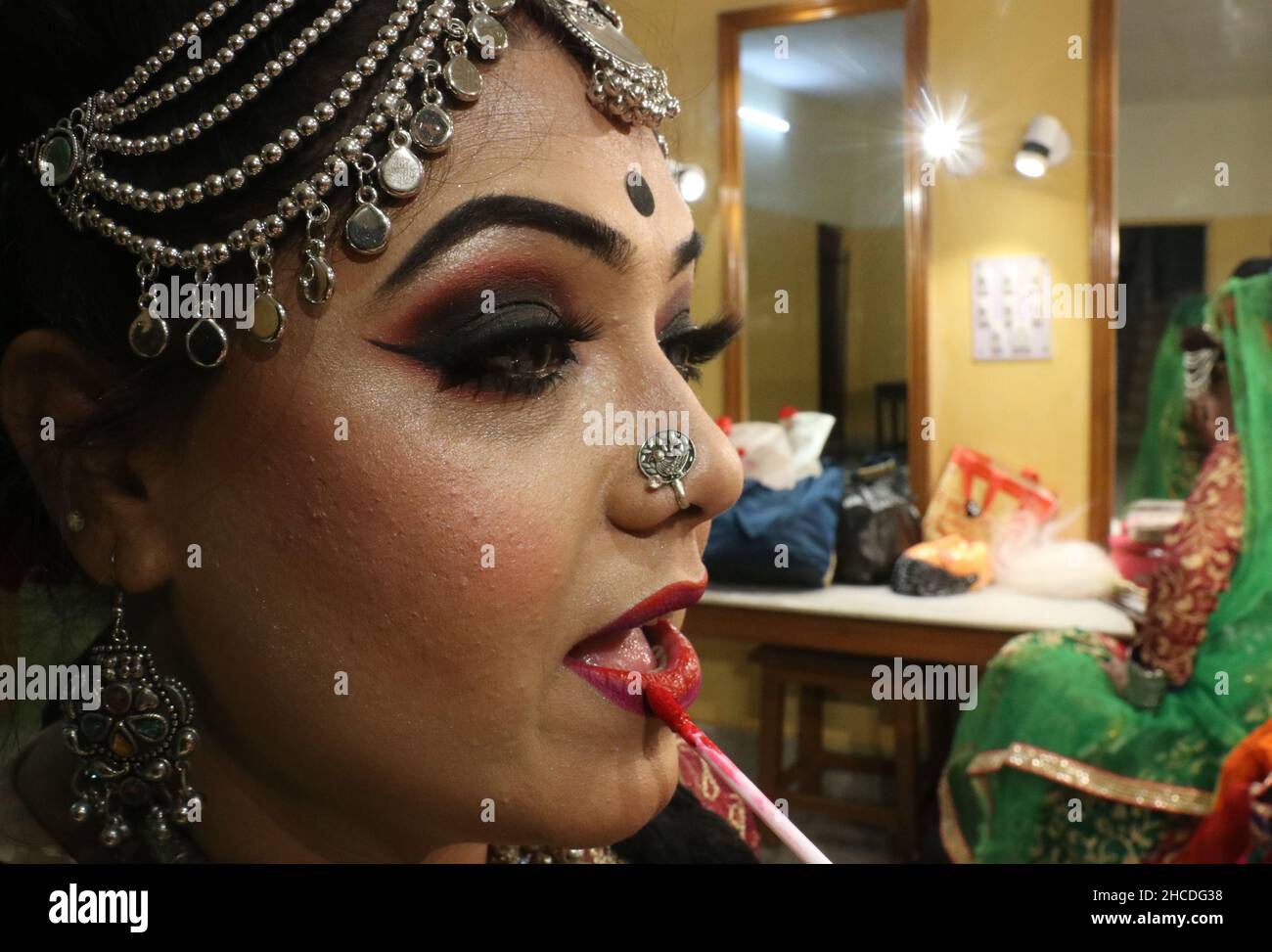 Kolkata, West Bengal, India. 25th Dec, 2021. Indian artist prepares her ...