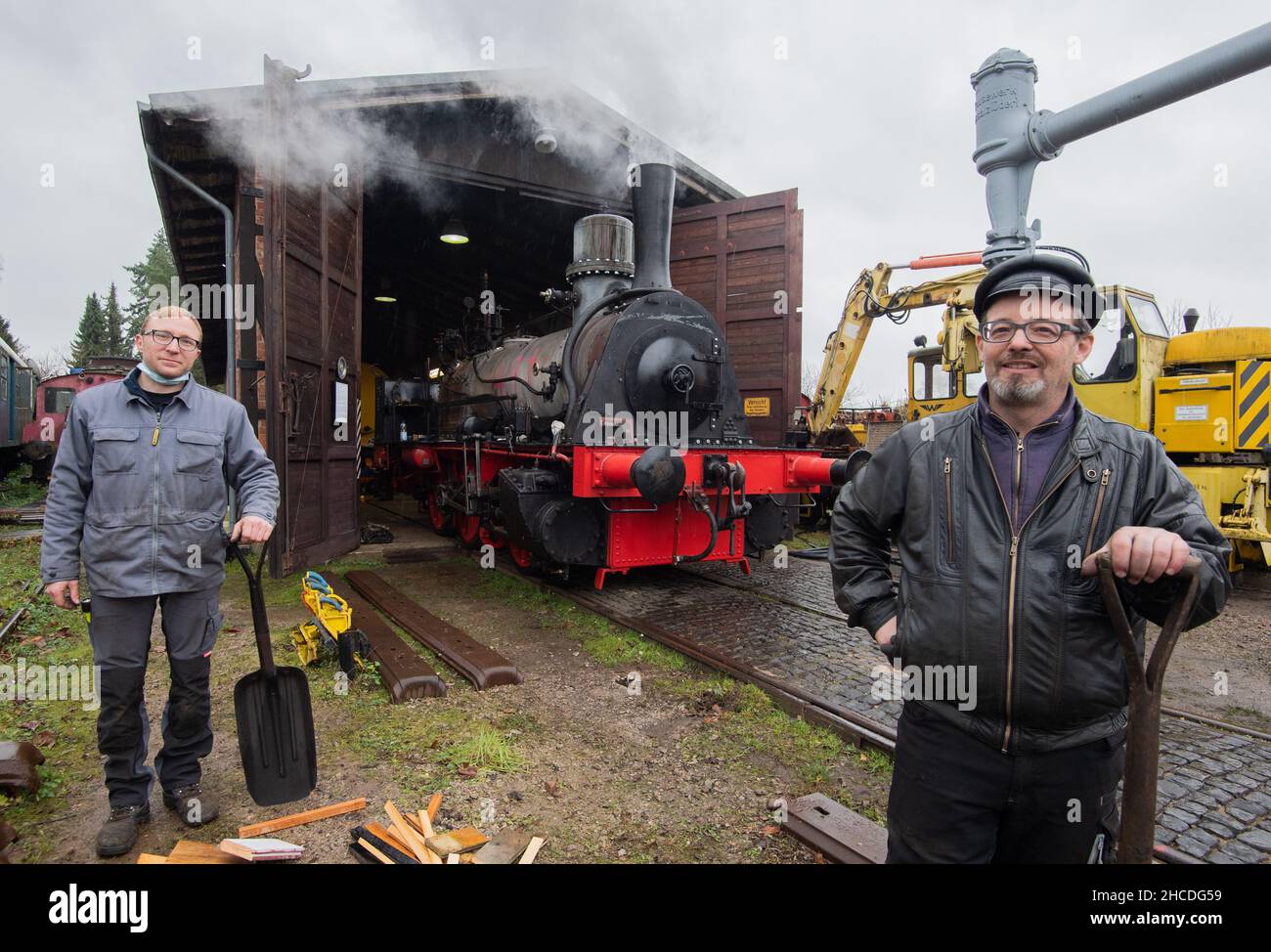 Sibbesse, Germany. 26th Nov, 2021. Project manager Jannik Wagner (l ...