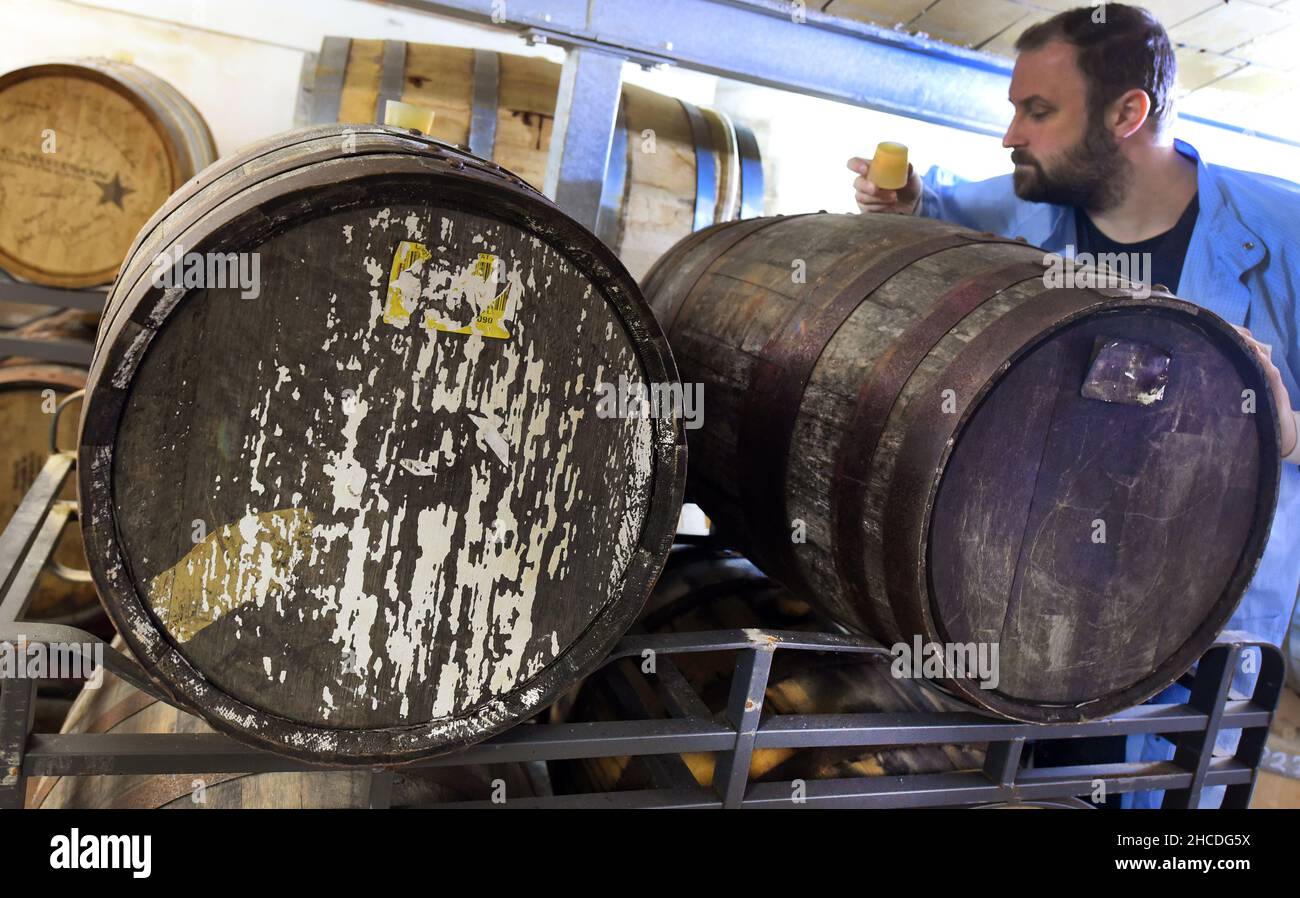 20 December 2021, Saxony-Anhalt, Zeitz: In the Zeitzer Whisky ...