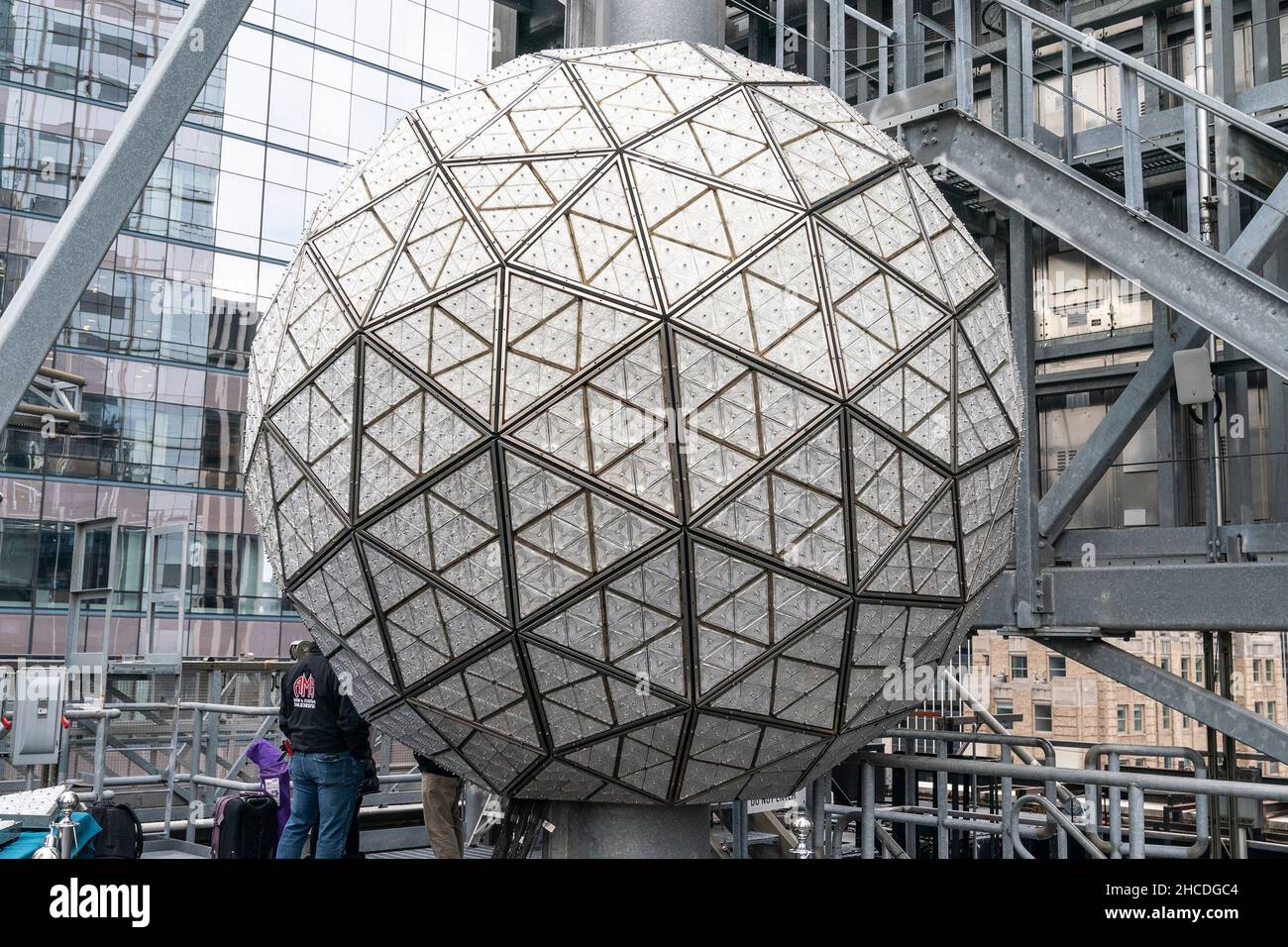 New York, New York, USA. 27th Dec, 2021. Preparation of New Year's Eve ...