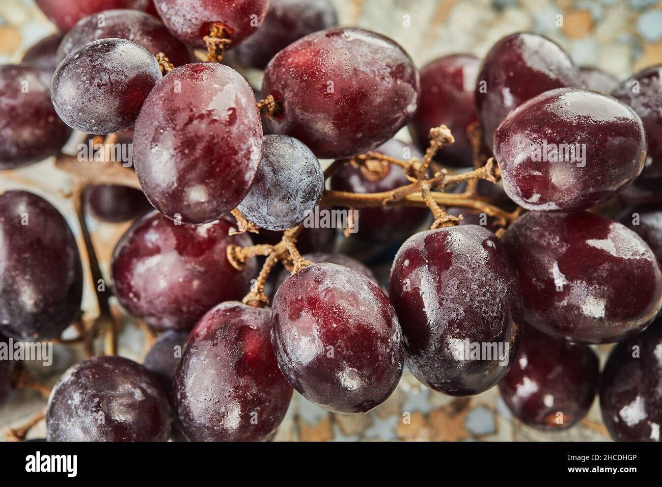 Water droplet on purple grape hi-res stock photography and images - Alamy