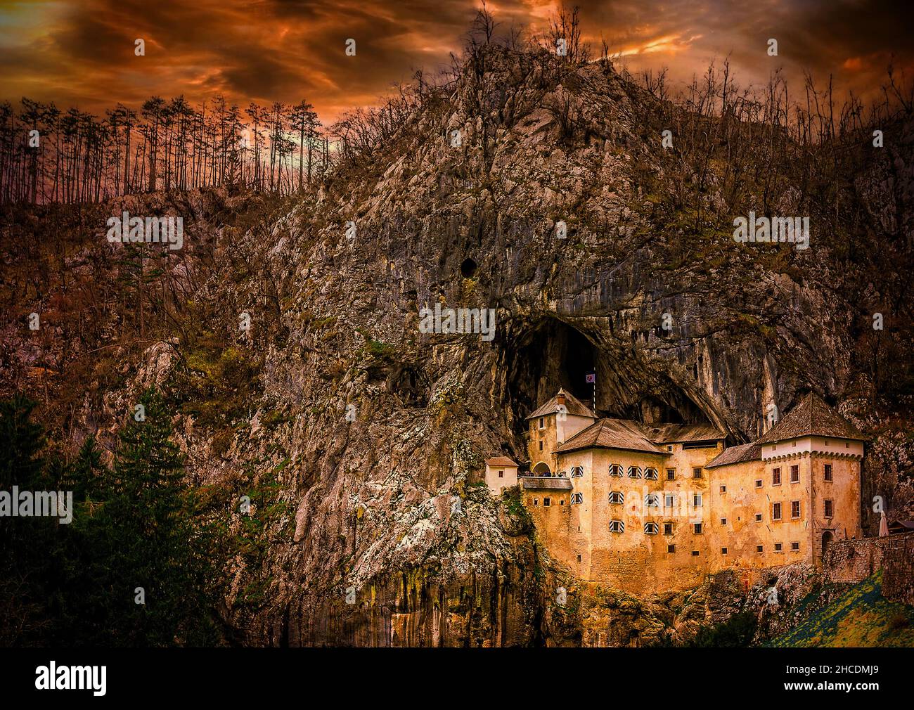Predjama castello hi-res stock photography and images - Alamy