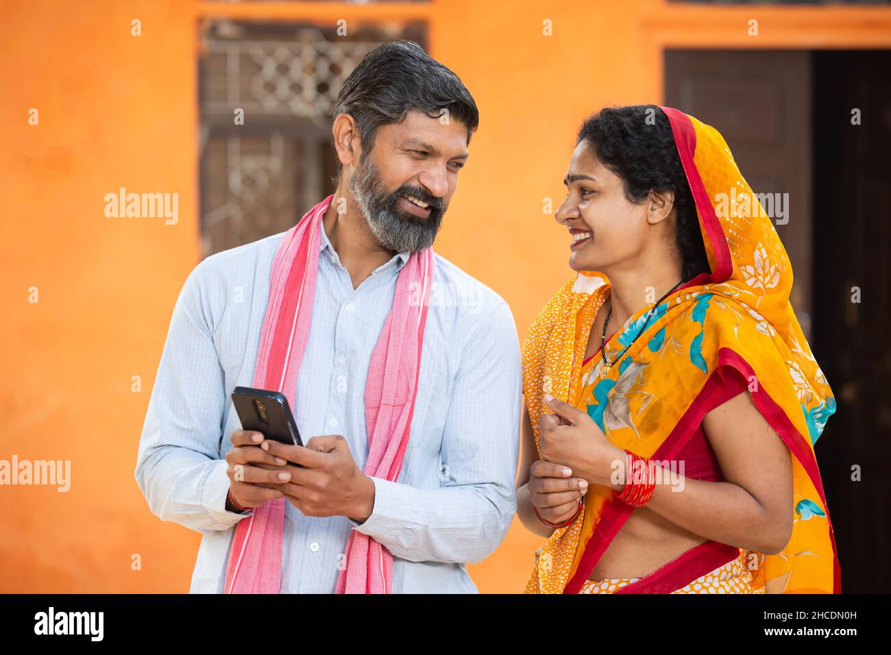 Mobile banking app traditional hi-res stock photography and images - Alamy