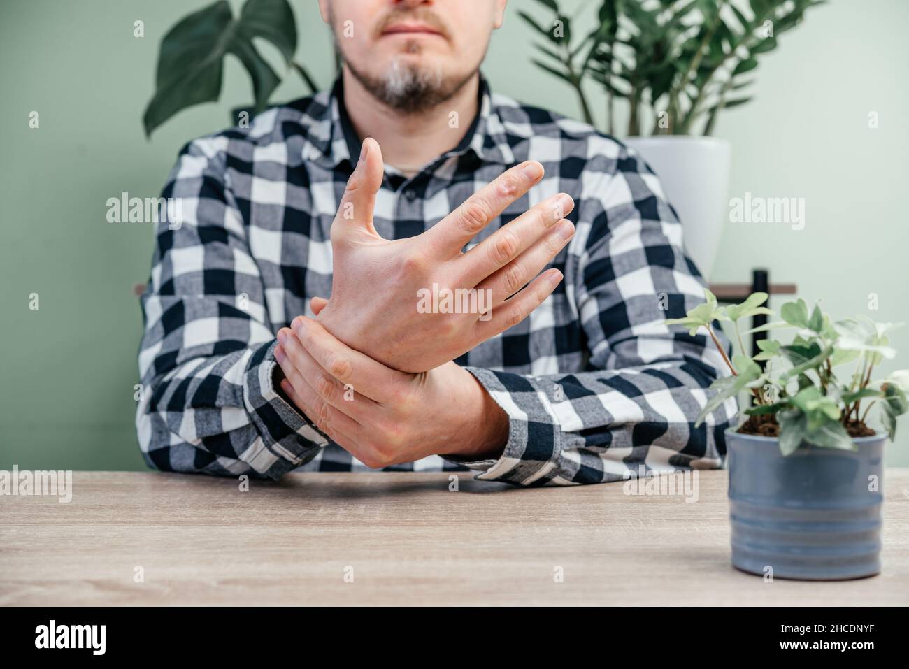 Rheumatoid arthritis hand hi-res stock photography and images - Alamy