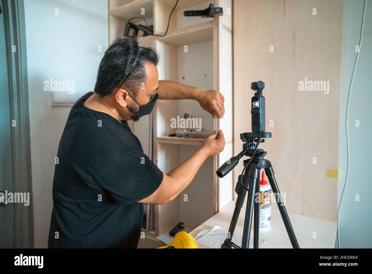 Man adjusting camera and tripod hi-res stock photography and images - Alamy