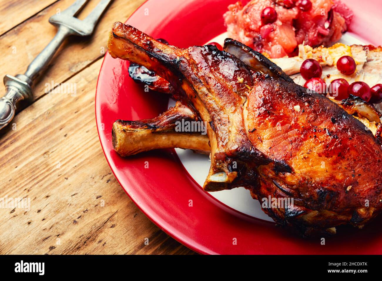 Roasted pig with apple hi-res stock photography and images - Alamy