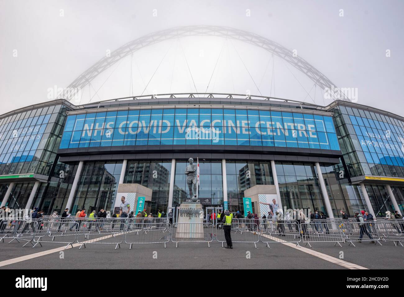 Beijing, Britain. 19th Dec, 2021. People queue outside the NHS ...