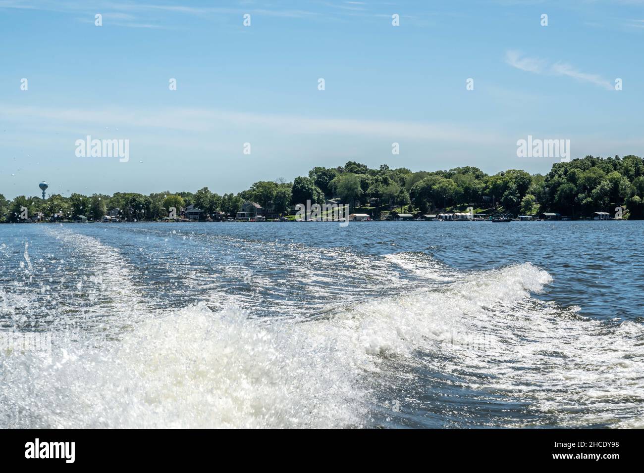 A beautiful overlooking view of nature in Lake Minnetonka, Minnesota ...