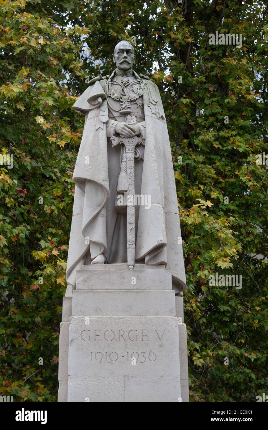 A statue of King George V at Westminster in London Stock Photo - Alamy