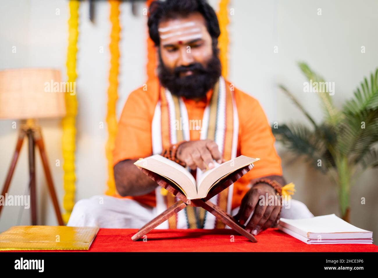 Guru teaching india hi-res stock photography and images - Alamy