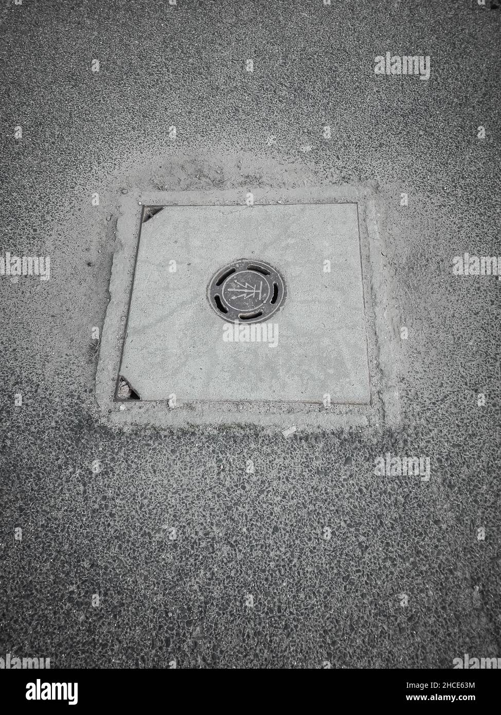 Square manhole cover hi-res stock photography and images - Alamy