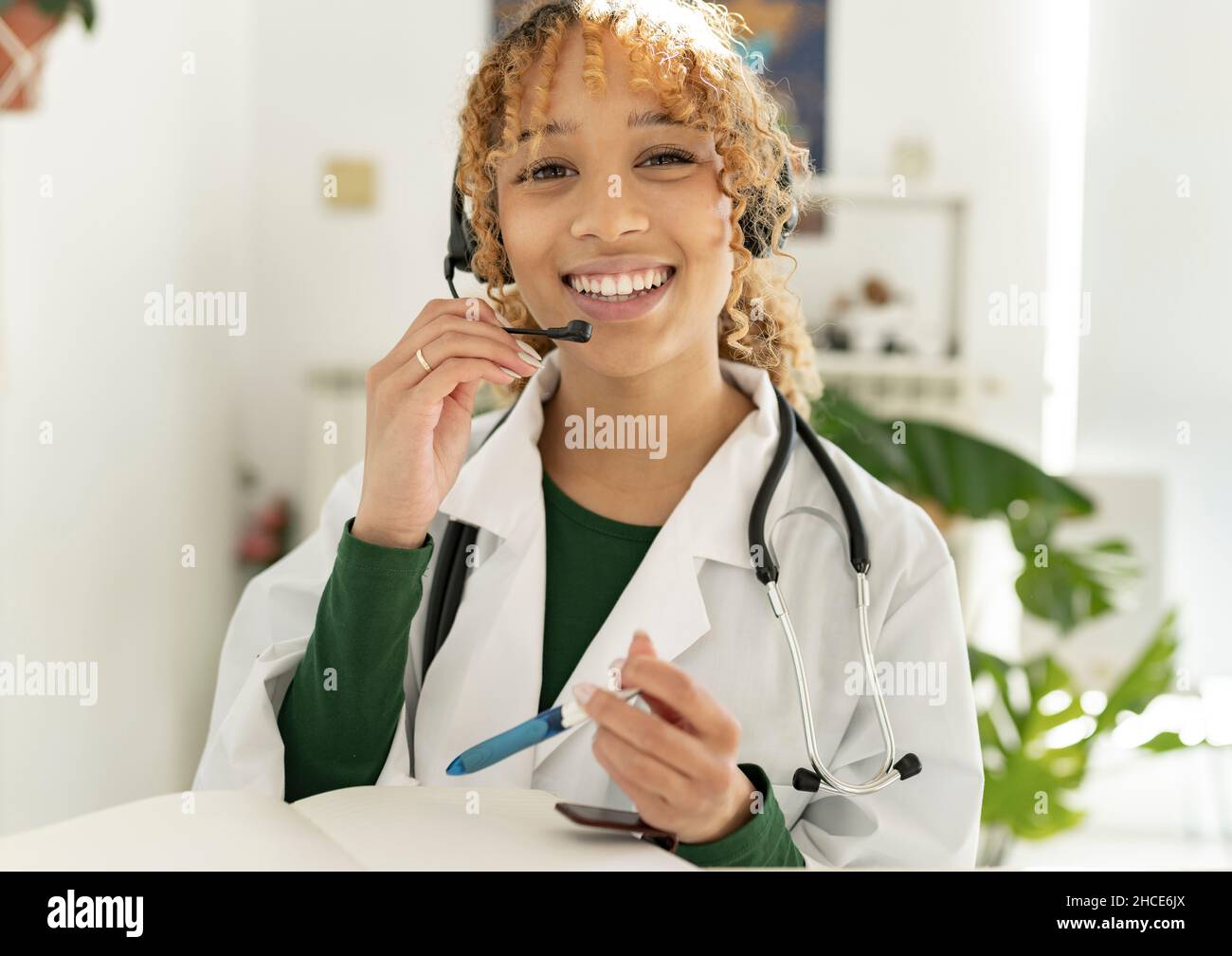 Neck mic hi-res stock photography and images - Alamy
