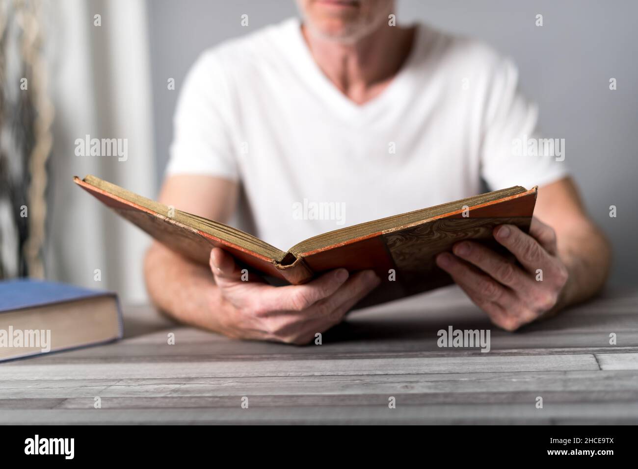 Man sitting reading a book Stock Photo - Alamy