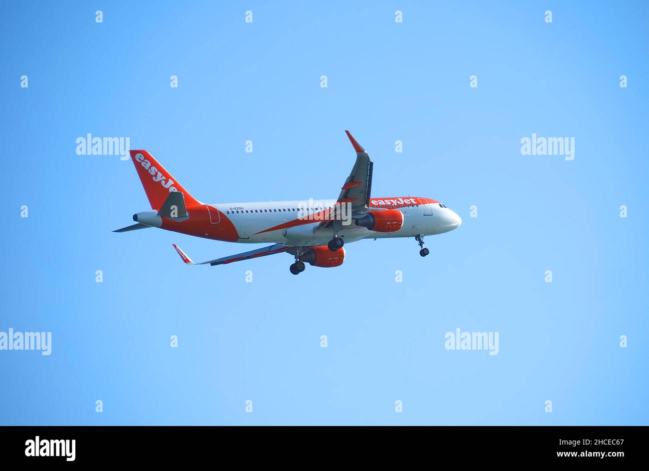 Easyjet airplane hi-res stock photography and images - Alamy