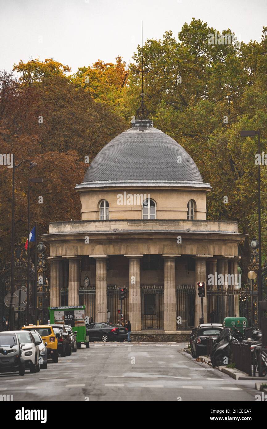 Vertical shot of Ð° road leading to Rotunda of Parc Monceau in Paris ...