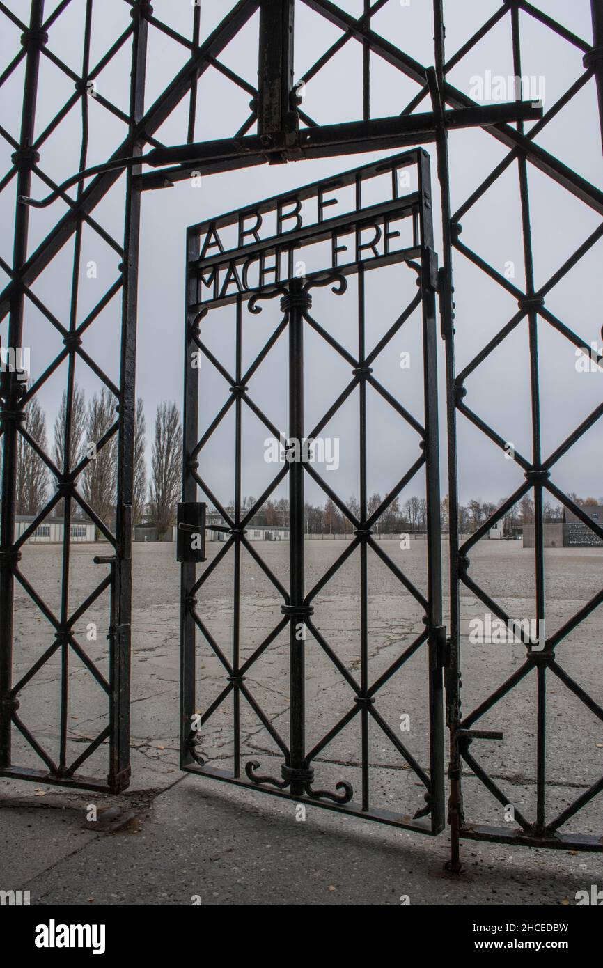 Arbeit macht frei door, Nazi concentration camp, Dachau, Germany Stock ...