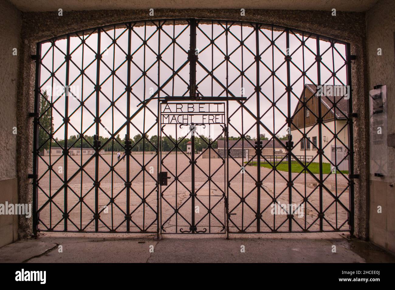 Arbeit macht frei door, Nazi concentration camp, Dachau, Germany Stock ...
