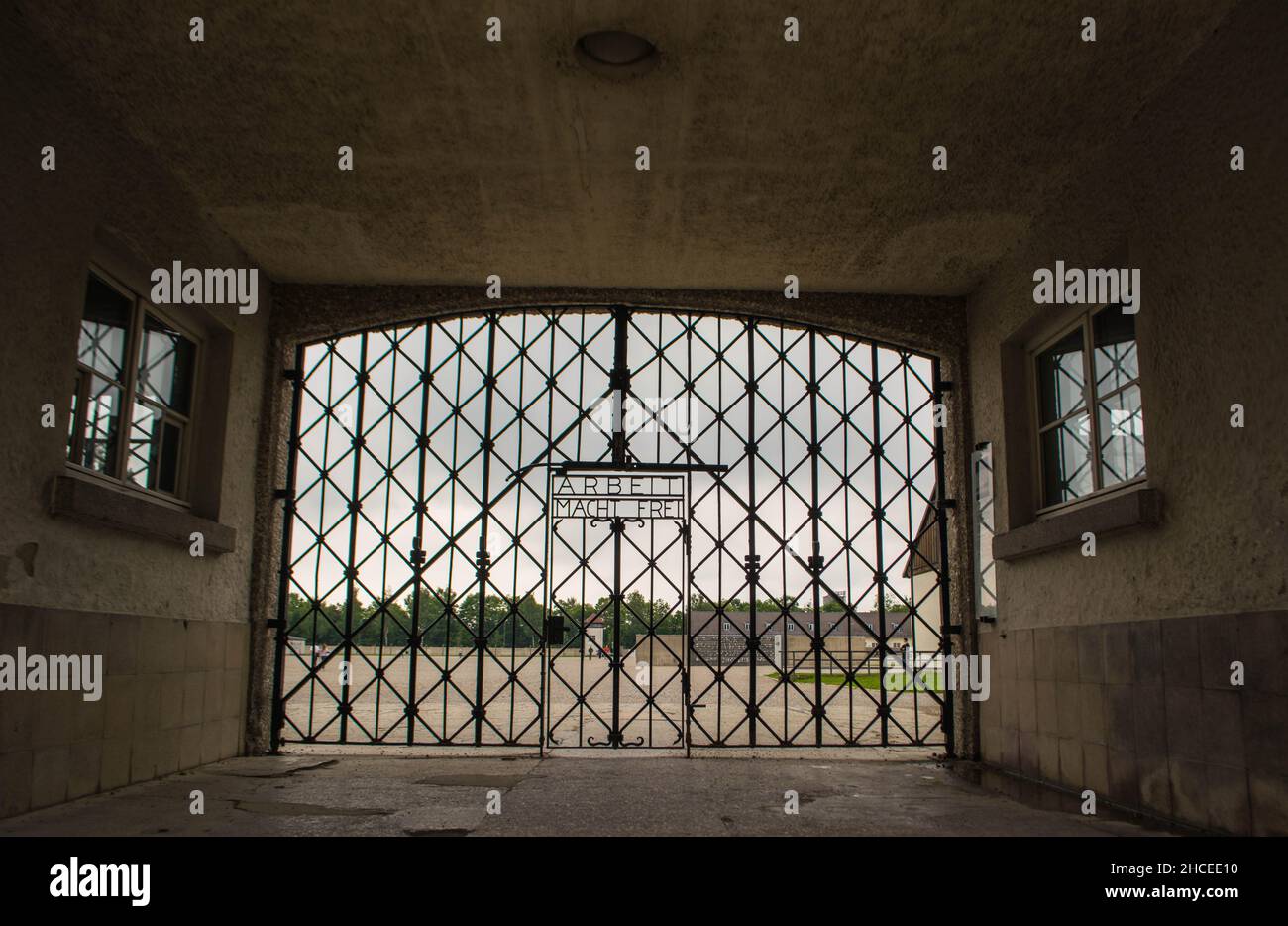 Arbeit macht frei door, Nazi concentration camp, Dachau, Germany Stock ...