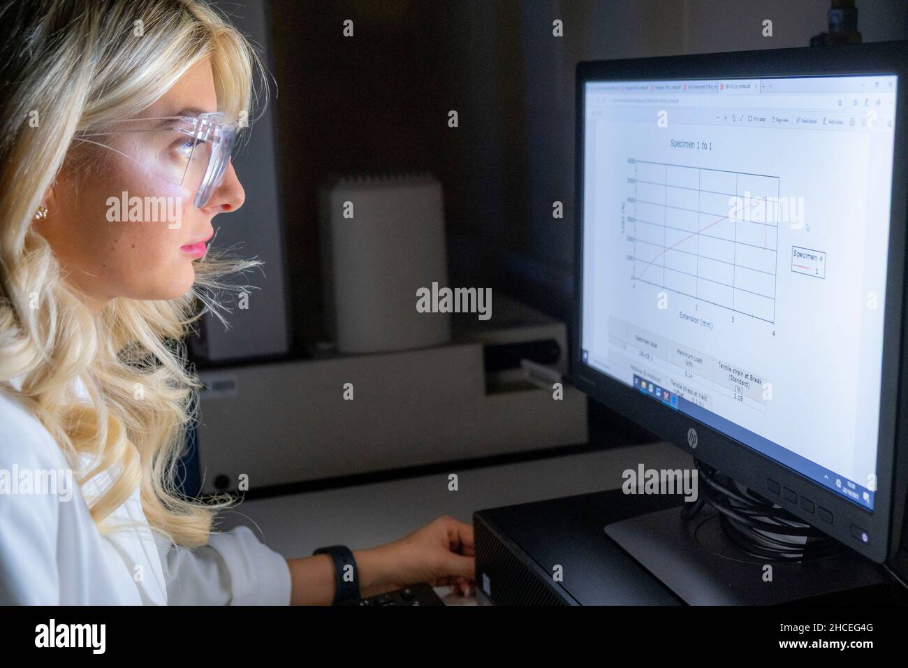University uk science lab students hi-res stock photography and images ...