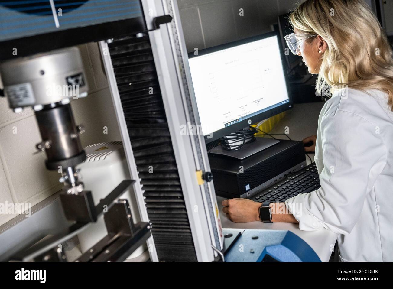Engineering Students in laboratory and workshop Stock Photo - Alamy