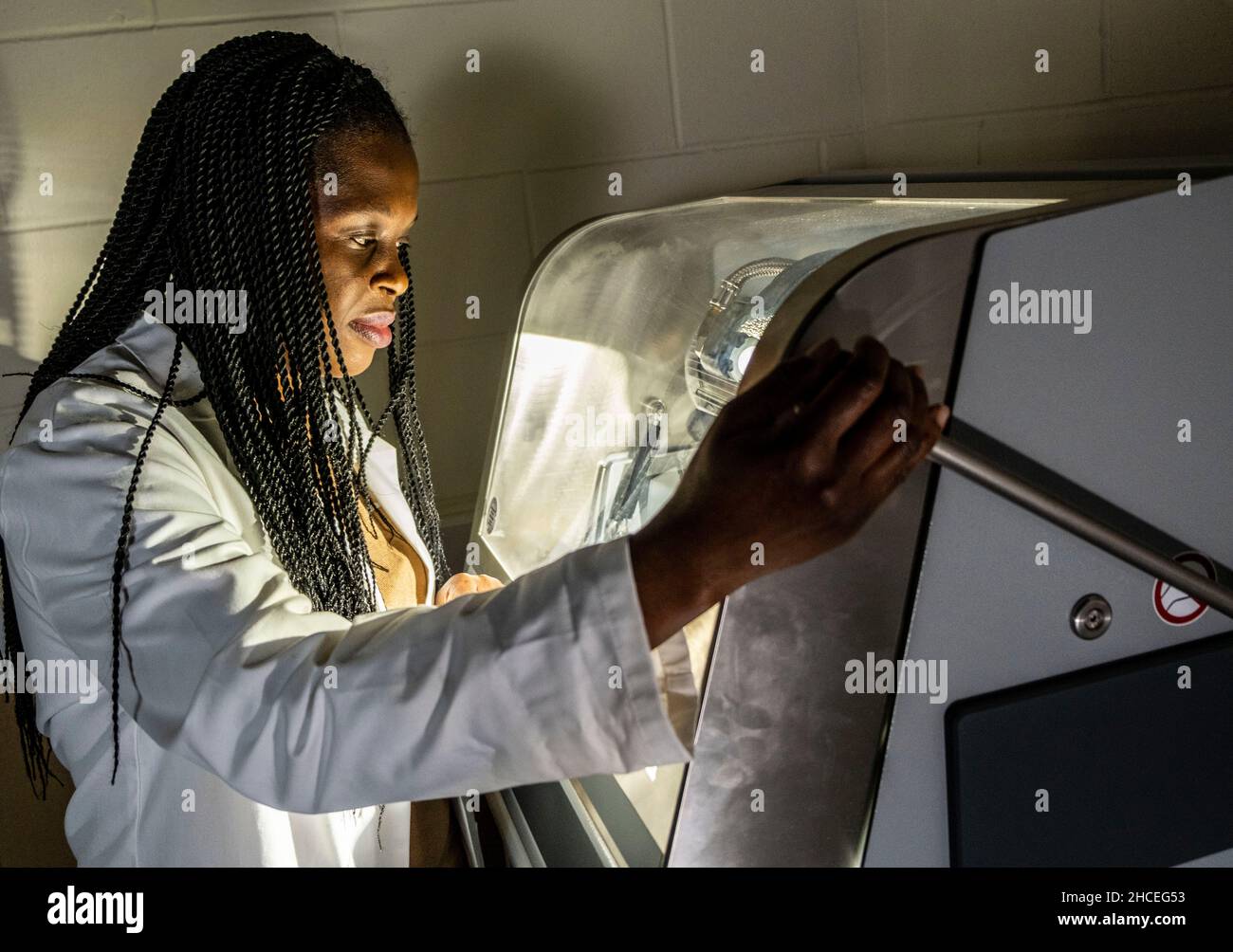 Engineering Students in laboratory and workshop Stock Photo - Alamy