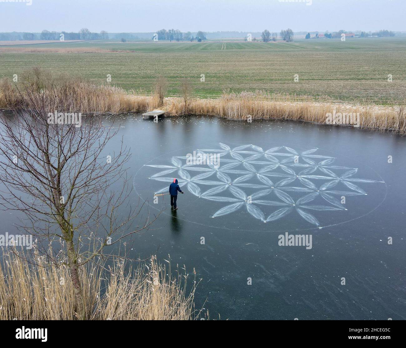 Jacobsdorf, Germany. 28th Dec, 2021. Michael Uy, painter and artist ...