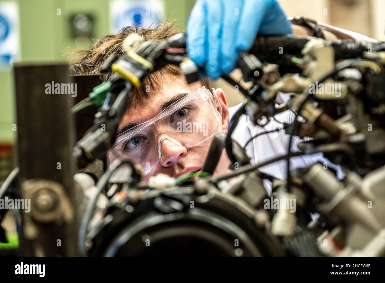 Female engineer in lab hi-res stock photography and images - Alamy