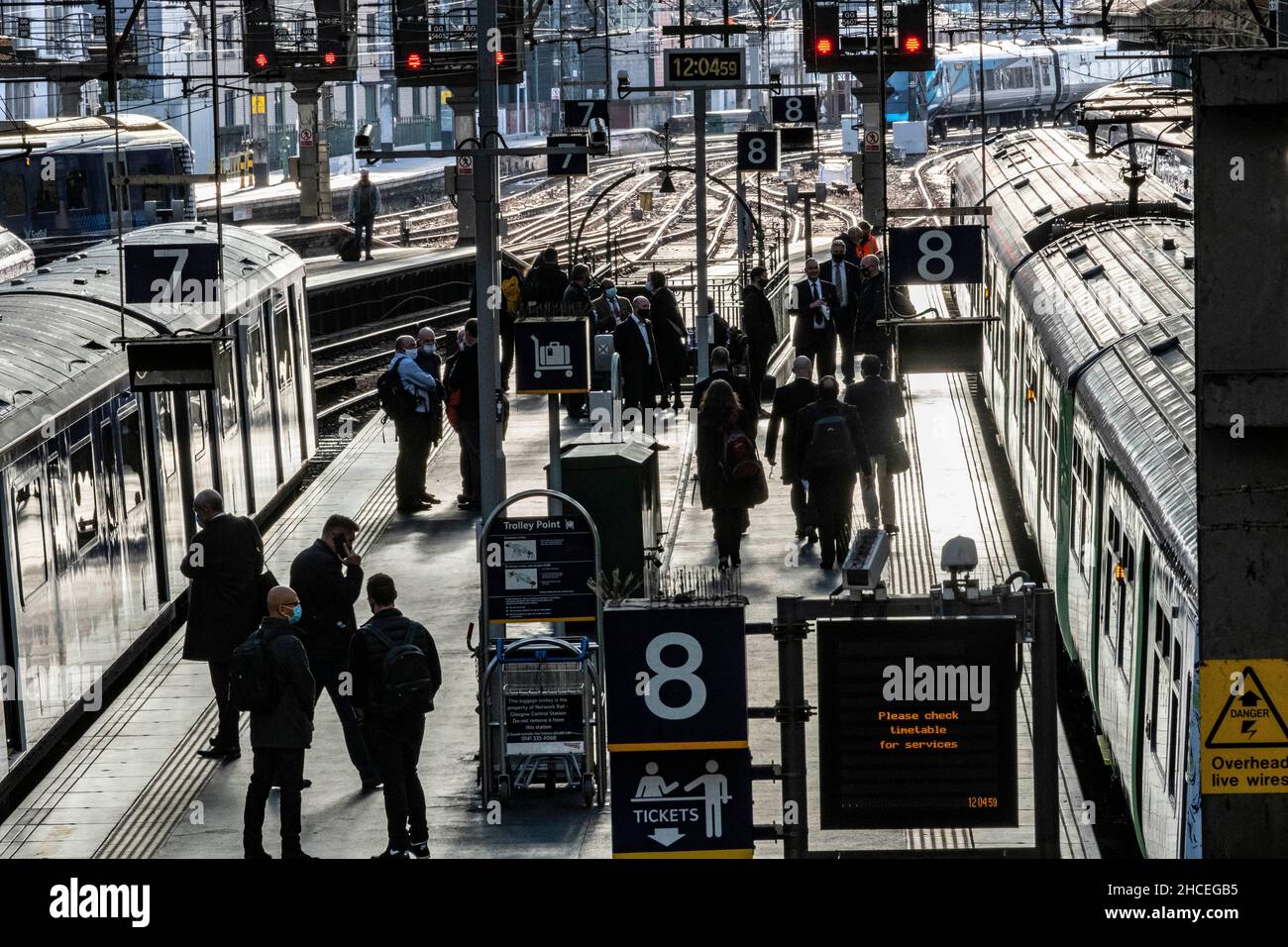 Commuters in a busy railway station Stock Photo - Alamy