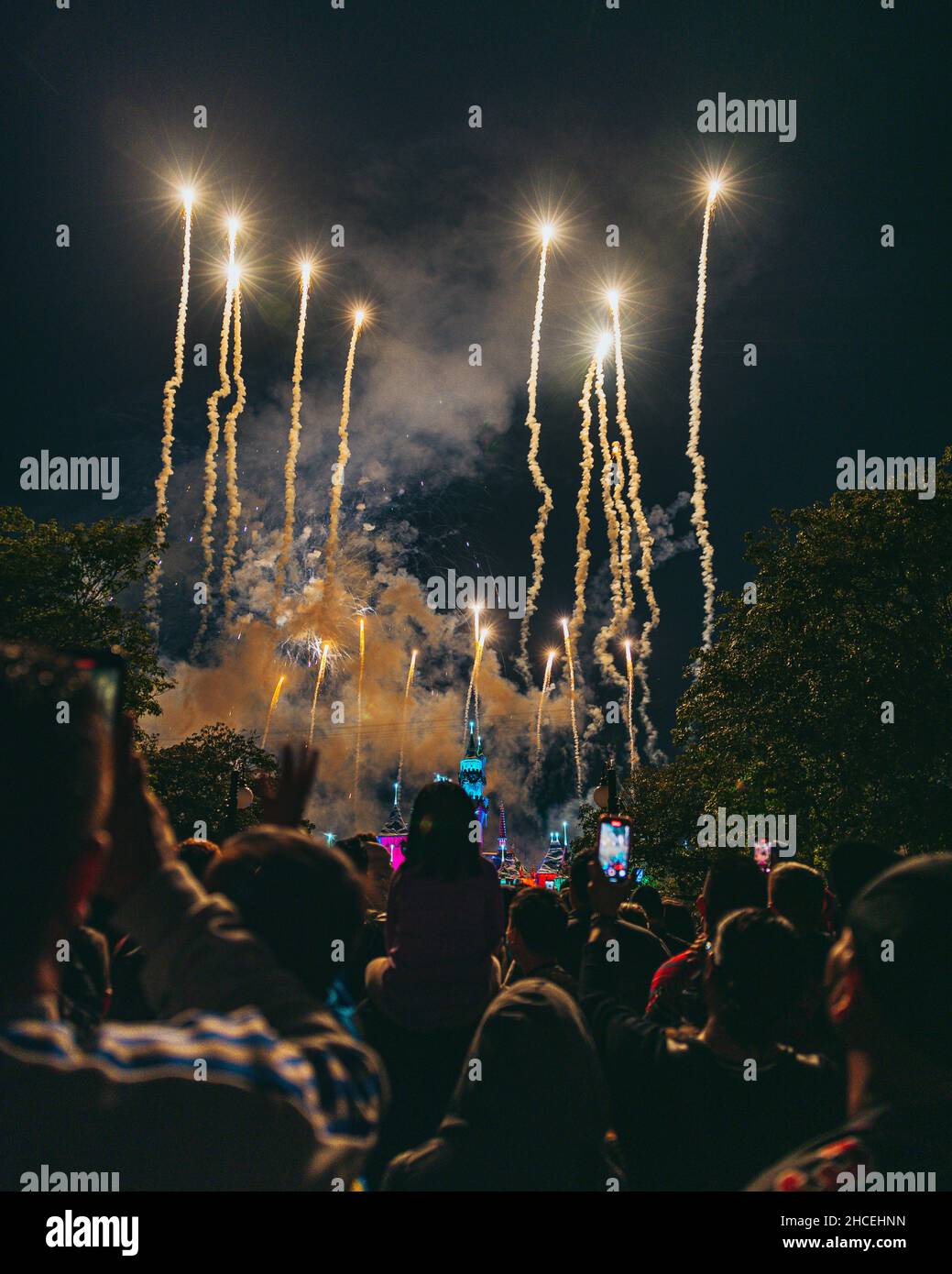 Fireworks event crowd hi-res stock photography and images - Alamy
