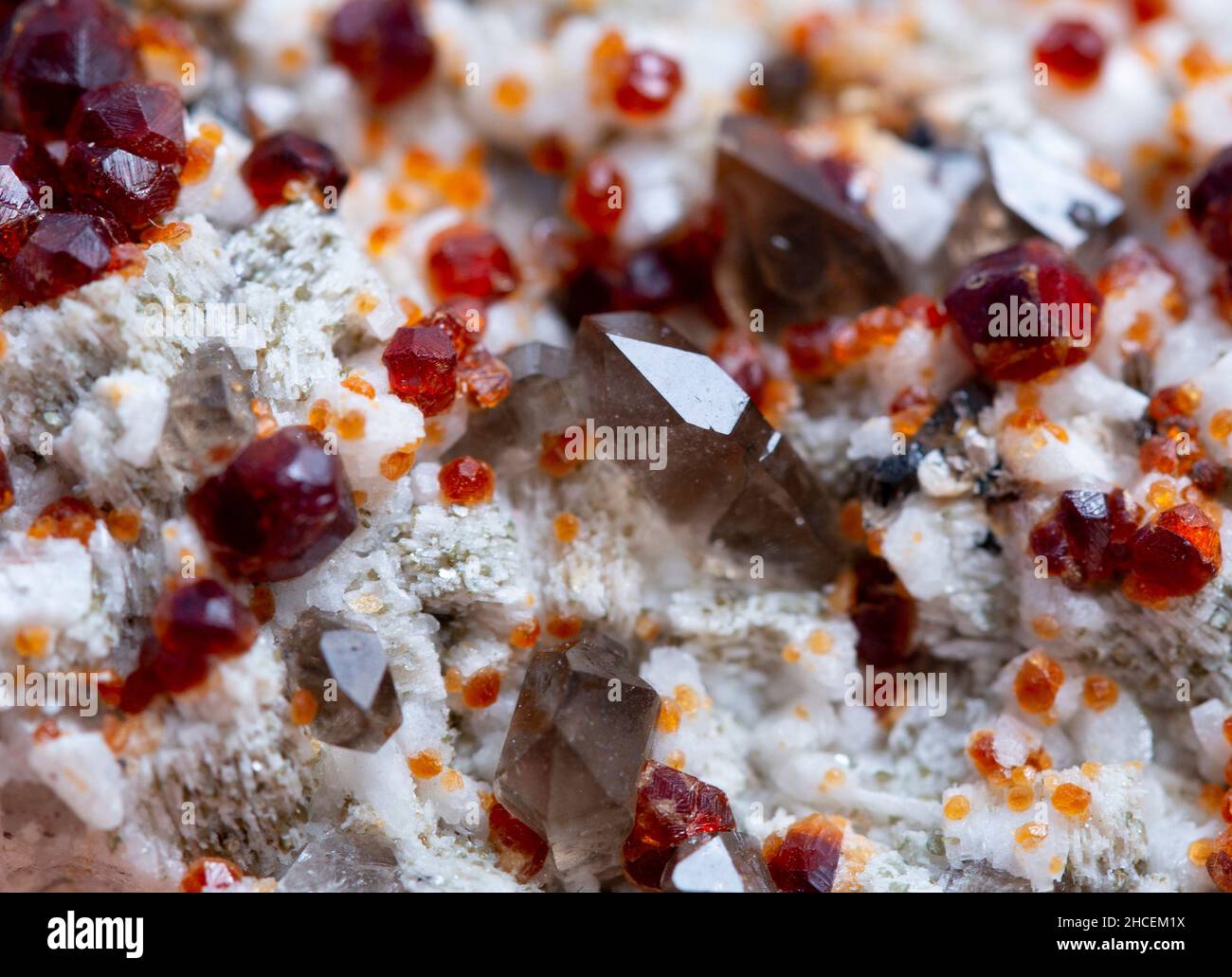 Garnet crystal structure hi-res stock photography and images - Alamy