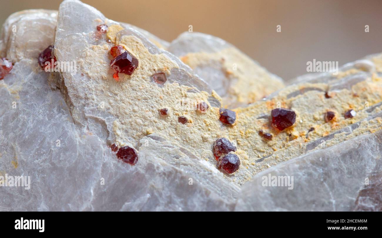 Garnet crystal structure hi-res stock photography and images - Alamy