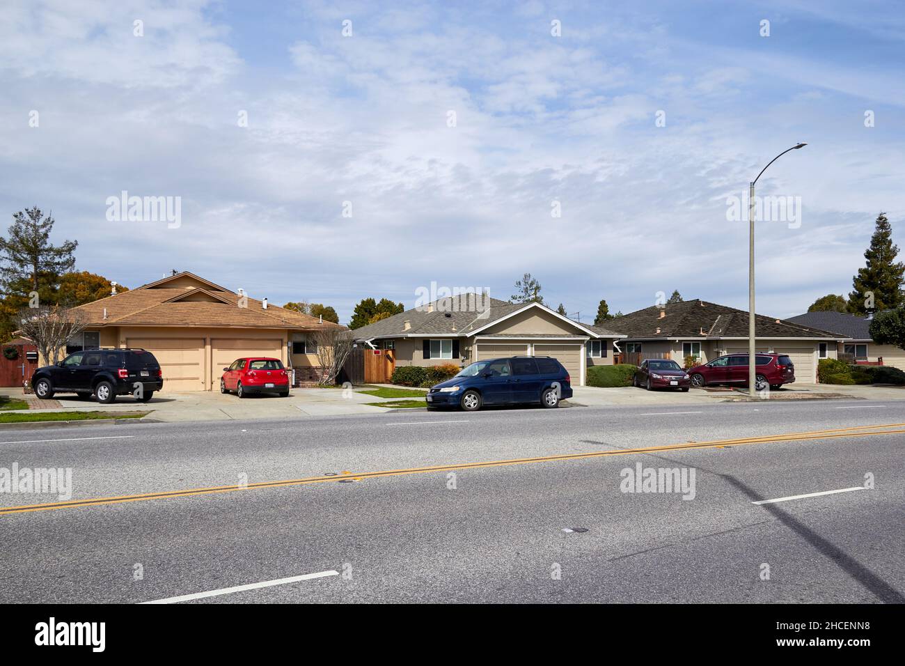 Cars parked front house hi-res stock photography and images - Alamy
