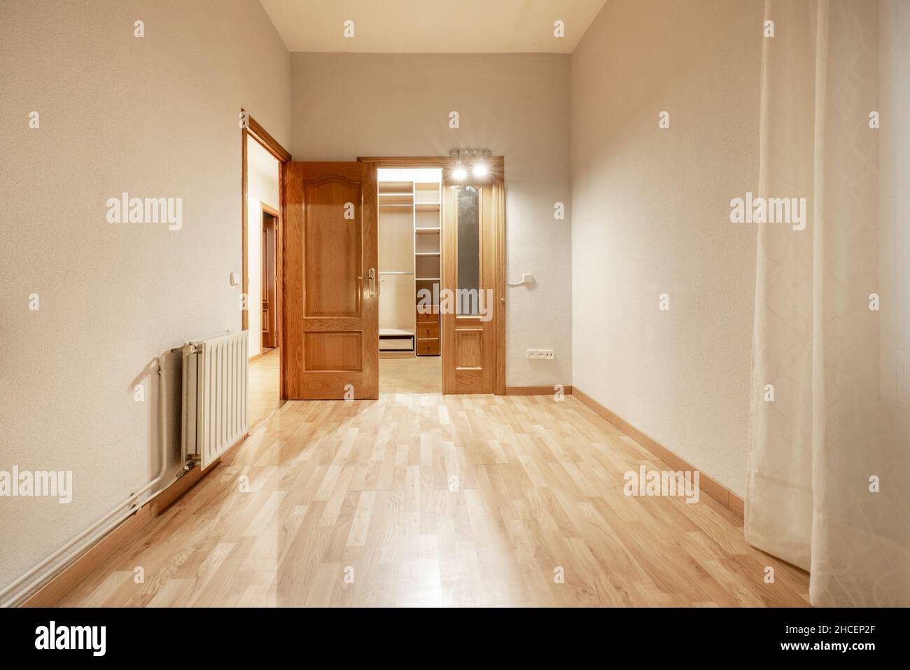 Empty room with walk-in closet at the back Stock Photo - Alamy