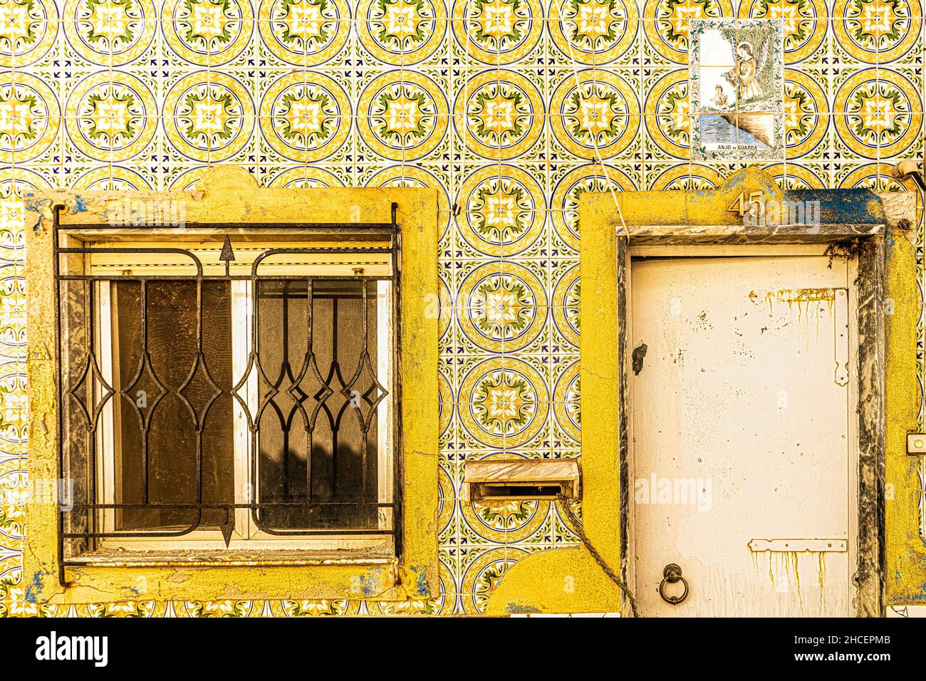 Patterned tiles hi-res stock photography and images - Alamy