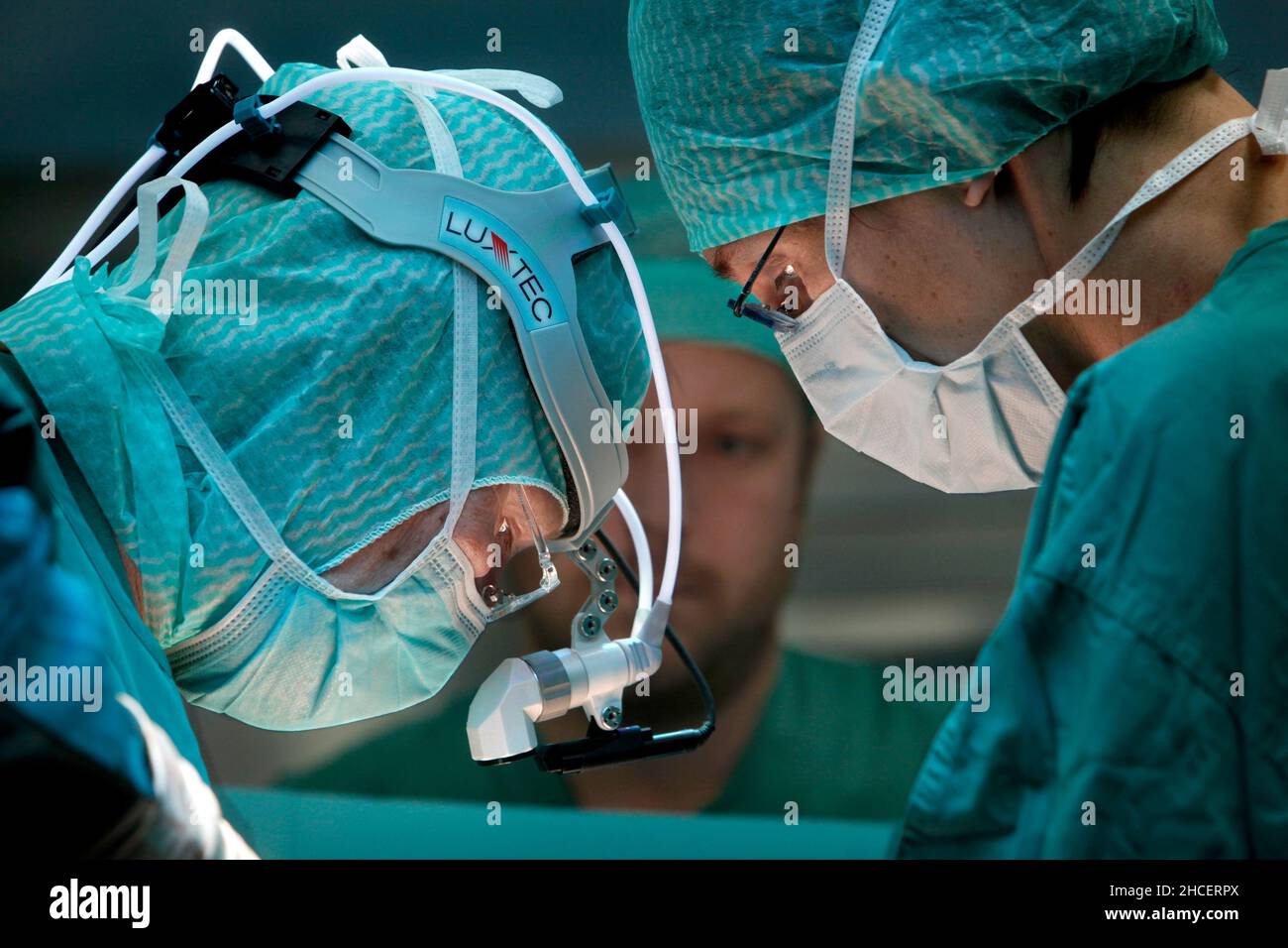Medical staff during an surgery in a hospital Stock Photo - Alamy