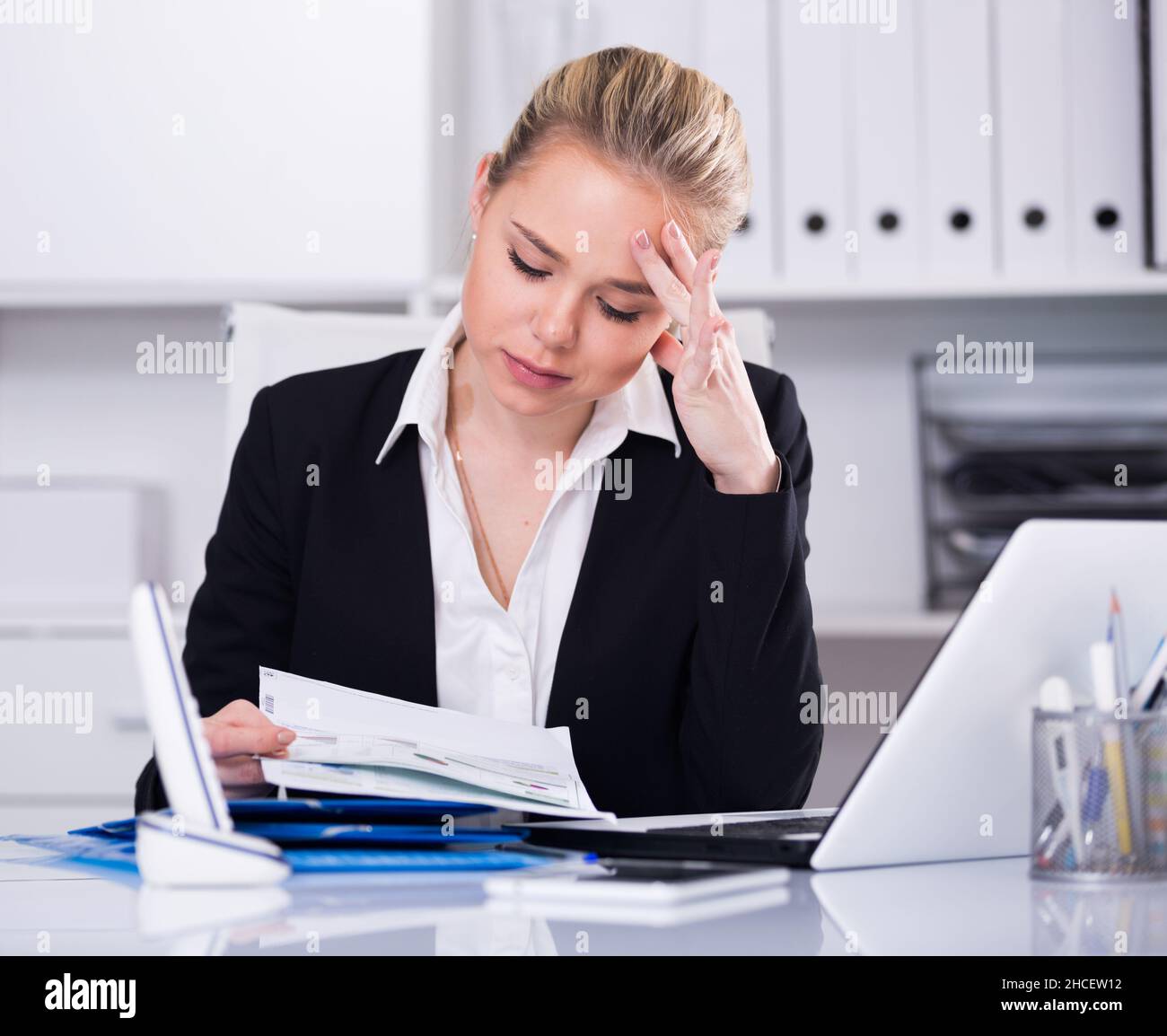 Upset woman office hi-res stock photography and images - Alamy