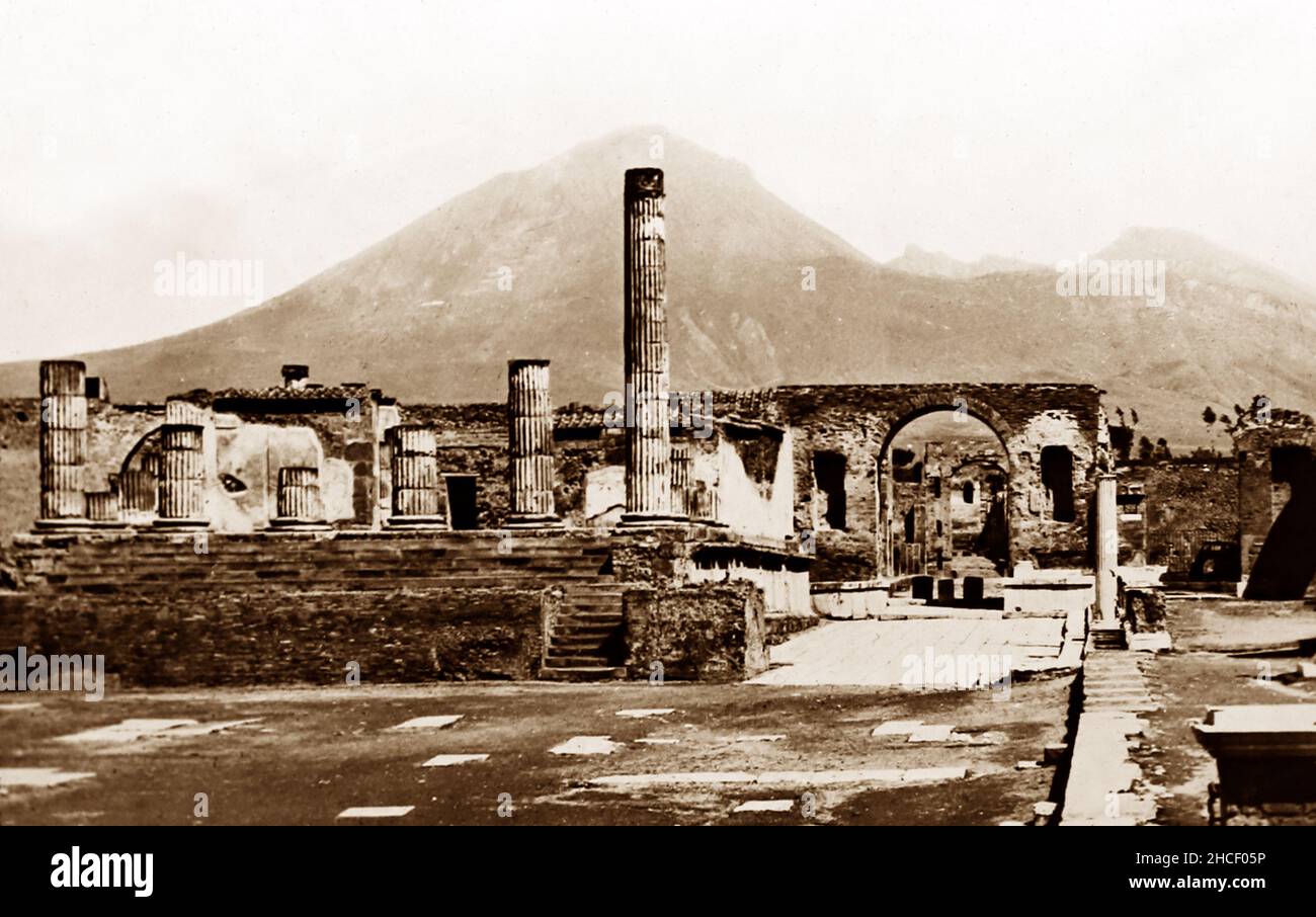 Pompeii forum vesuvius hi-res stock photography and images - Alamy