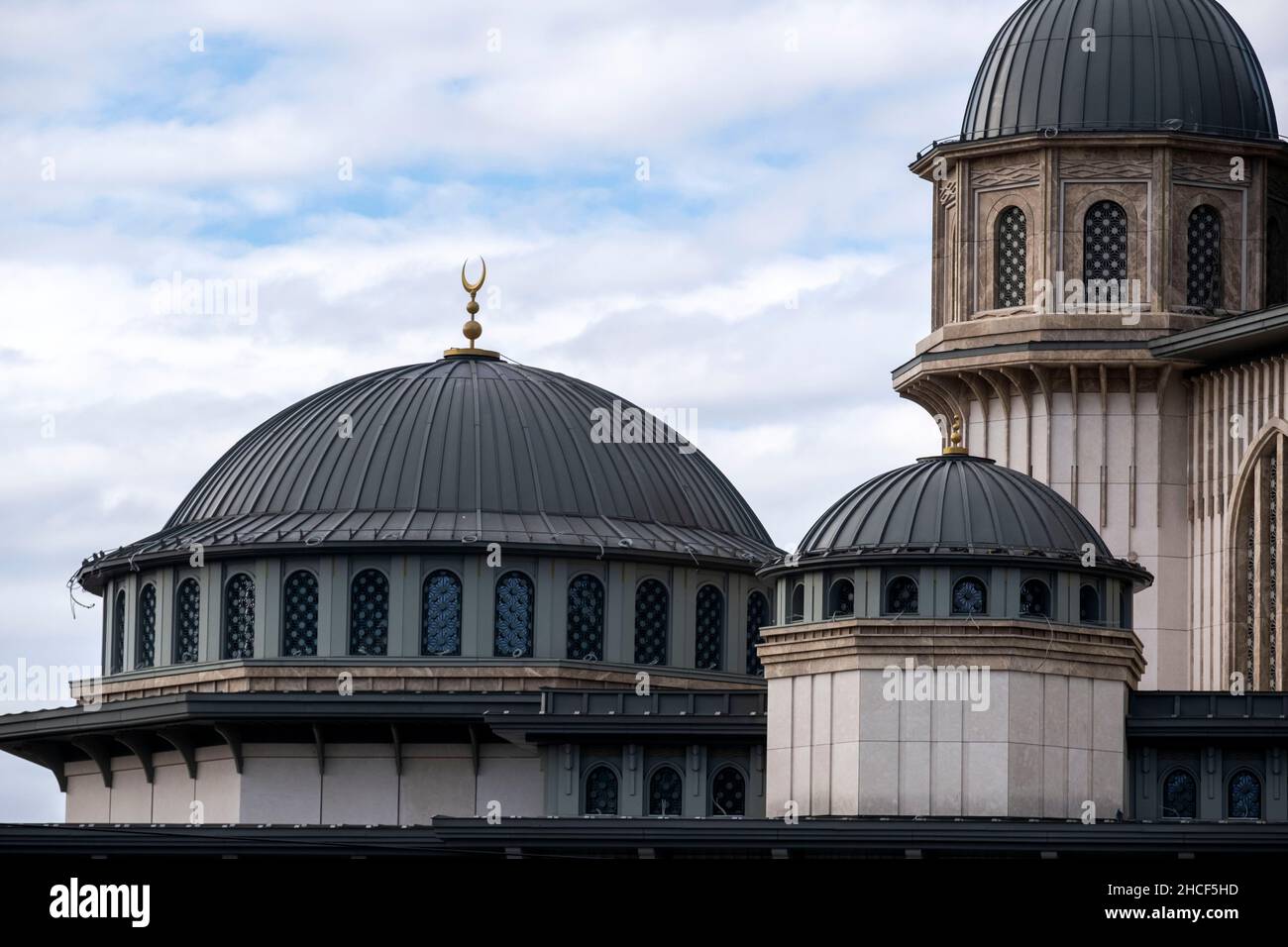 Lines of windows hi-res stock photography and images - Alamy