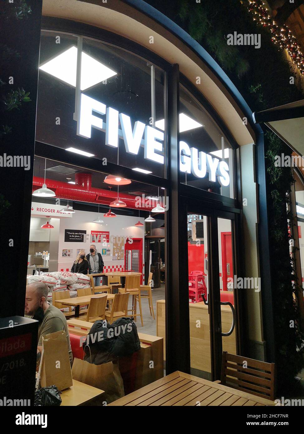 Five guys shop front hi-res stock photography and images - Alamy