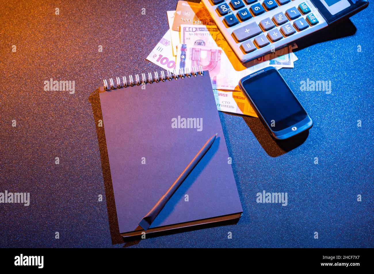 Notepad, money and calculator. Make financial calculations. Maintain ...