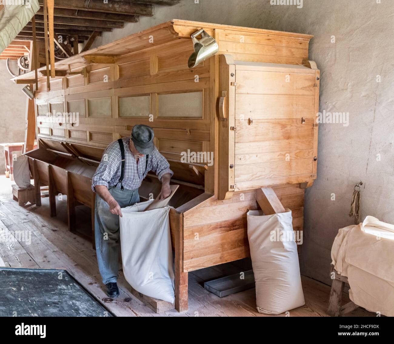 Grinding flour hi-res stock photography and images - Alamy