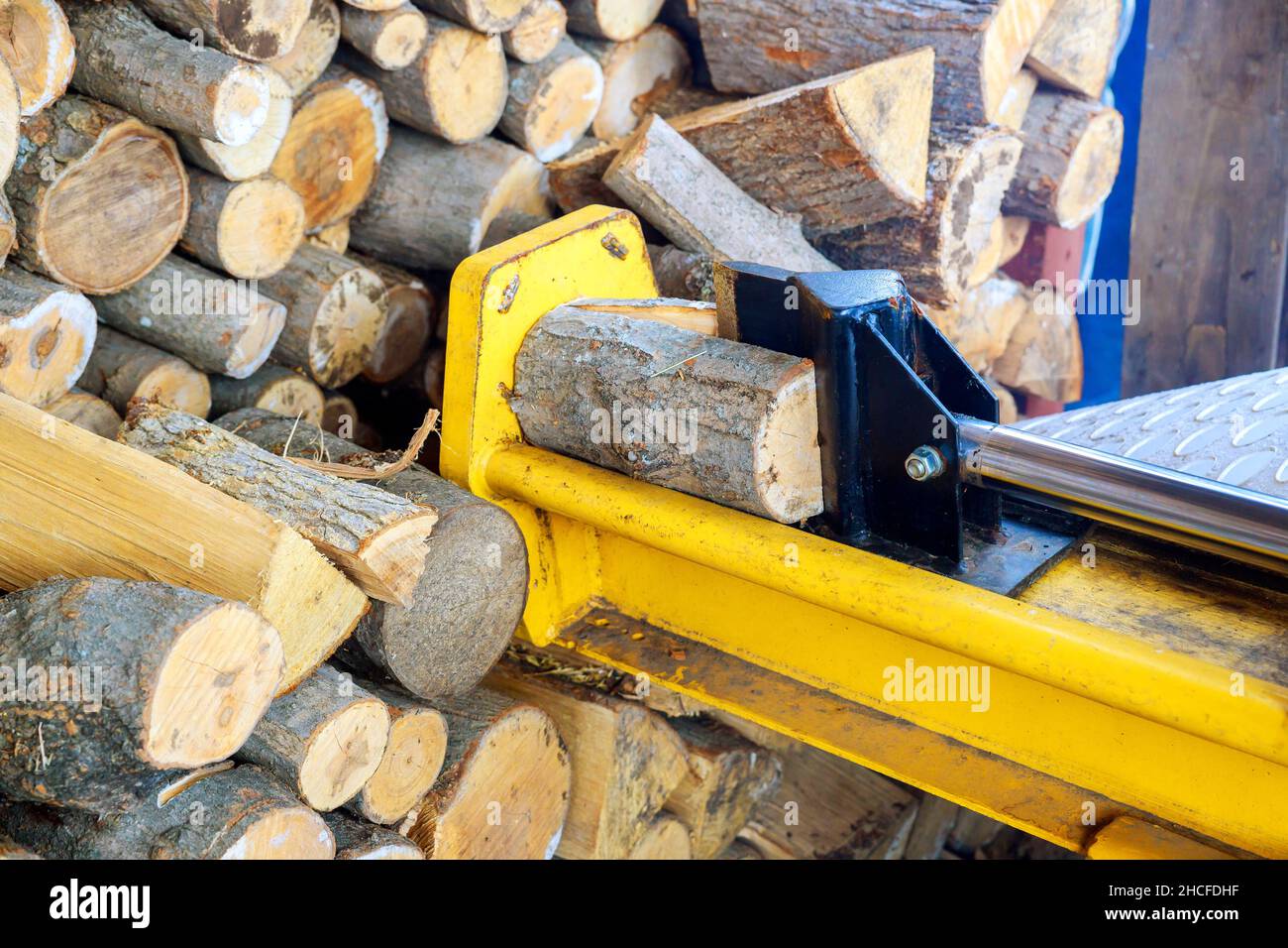 Cutting and splitting firewood hi-res stock photography and images - Alamy