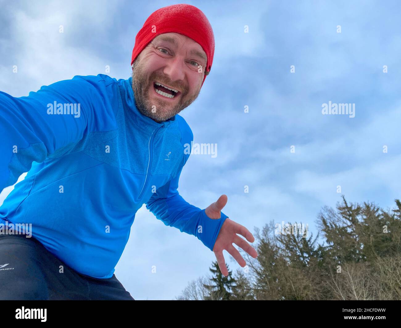 Trail running red shirt hi-res stock photography and images - Alamy
